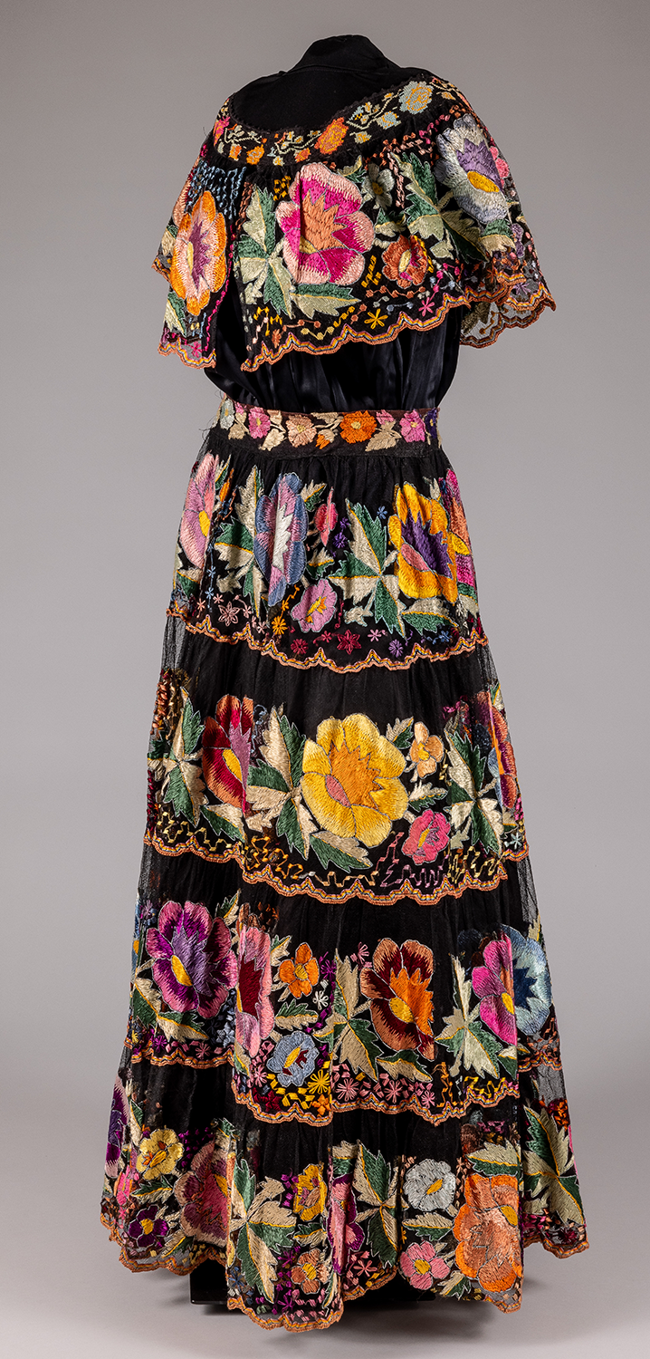 Traje típico de mujer mestiza (Traditional Mestizo Female Outfit)