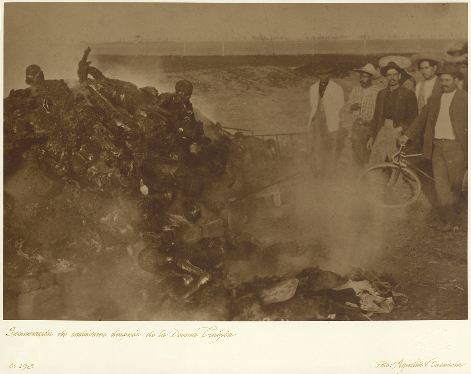 Incineración de cadáveres después de La Decena Trágica (Incineration of ...